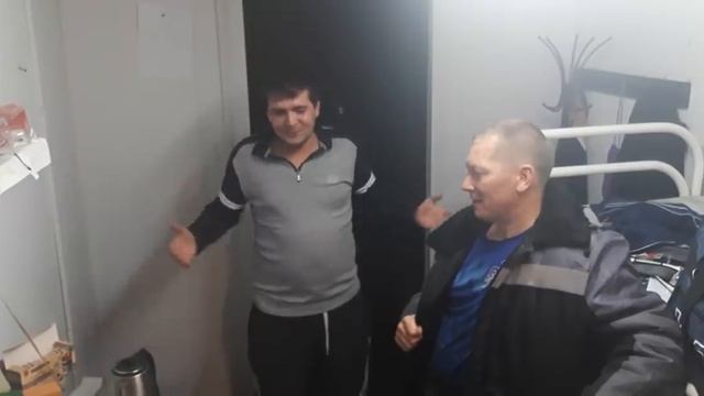 Интервью молодого человека о его работе вахтовым методом.