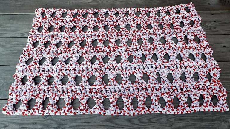 Яркий коврик крючком из трикотажной пряжи, узор "песочные часы"