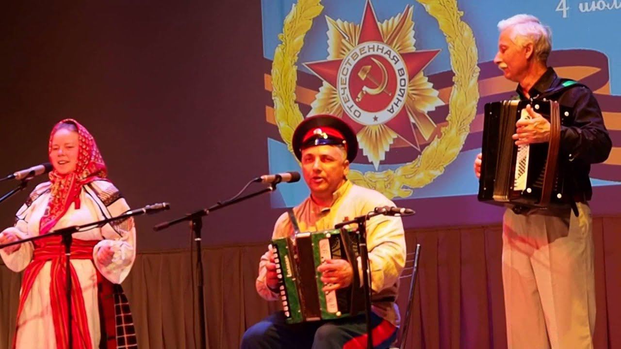 Кукушка.Девки ходят табунами за гармошкой дотемна.