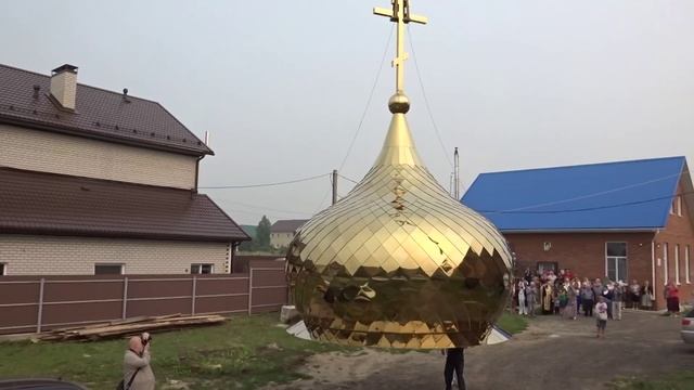 Поднятие купола храма Владимирской иконы Божией Матери 26 июля 2019 г.