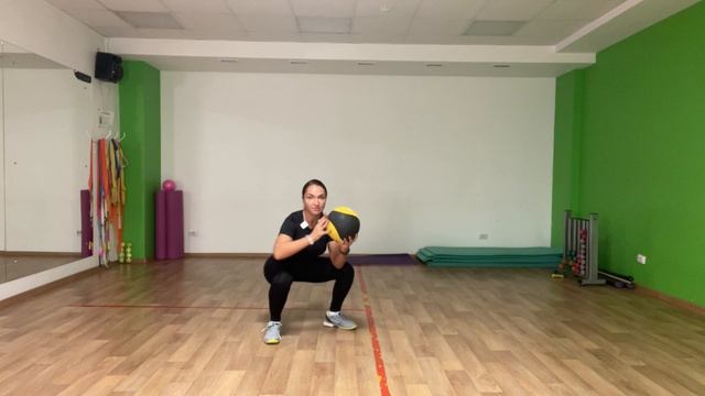приседания и тяга с мячом попеременно