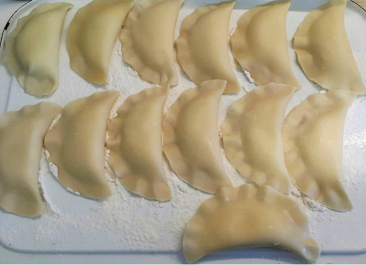 С сыном делаем вареники. Так весело вы ещë не готовили! Тесто на кипятке. Вареники с капустой.