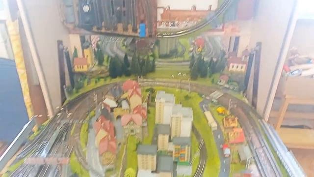 Железнодорожный макет. Компактное размещение в квартире. подъёмный макет.mp4