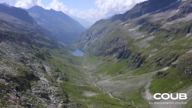 Горы Тибета и непокоренная вершина. Горы выше облаков