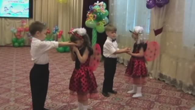 Выпускной в детском саду. Поздравление от малышей. Танец божьих коровок в младшей группе.