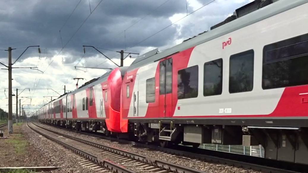 Сдвоенный электропоезд ЭС1П-030/039 проходит платформу 429-й километр