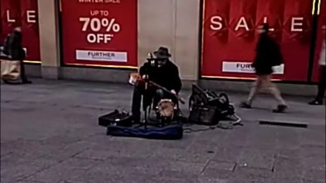 Уличный музыкант, центр Дублина, Ирландия. Street musician. The center of Dublin Ireland.