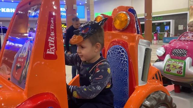 Опять Ратмир на машинке