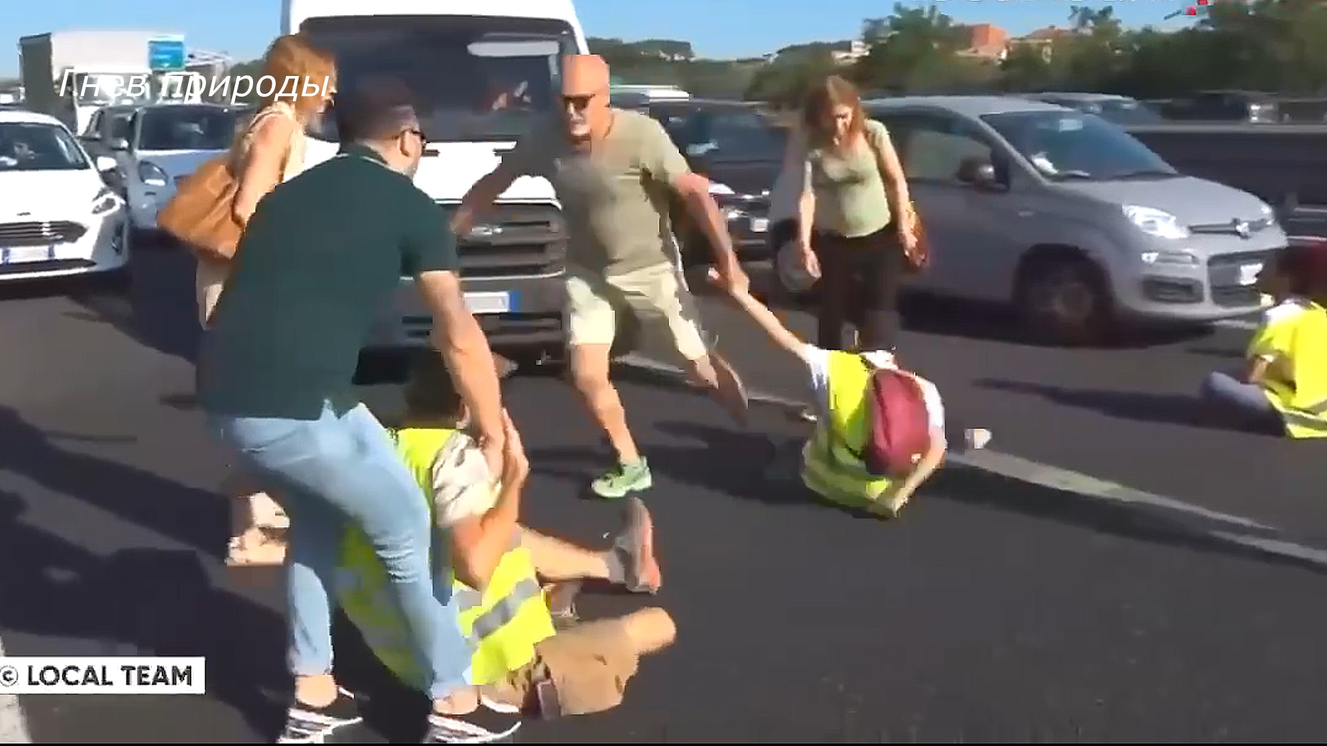 Итальянские водители убирают с дороги украинских активистов