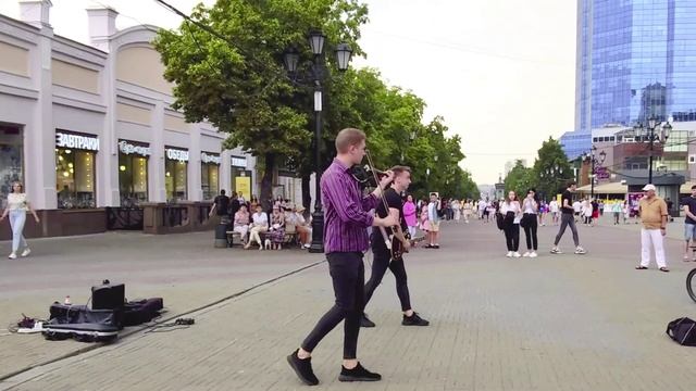 Челябинск. Уличные музыканты на пешеходной Кировке шикарно играют, Скрипка и эл.гитара. 31.07.2022г
