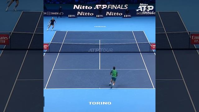 Джокович Руне. Когда лень развернуться и ударить в пустой угол можно получить сквозняк.