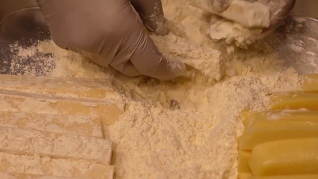 Приготовление токпокки с жареными рулетиками из королевских водорослей и соусом.Уличная еда