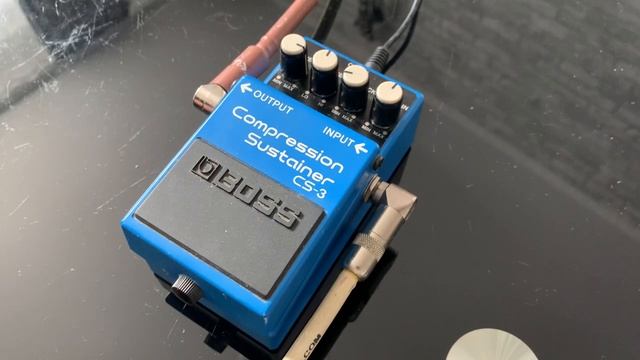 BOSS CS-3 Compression Sustainer с бас гитарой