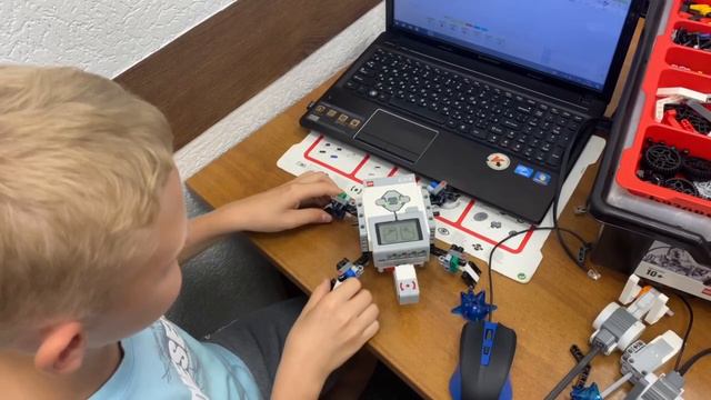 Занятие по робототехнике в летнем образовательном городском лагере "РосРобот"