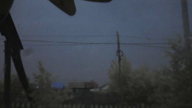 Весенняя непогода с молнией и ураганом