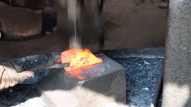 Кузнец с удивительными навыками выковывает кирпичный молот из ржавого железа.