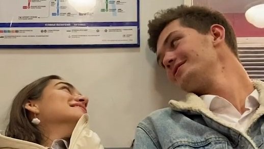 Влюблённые в метро Петербурга