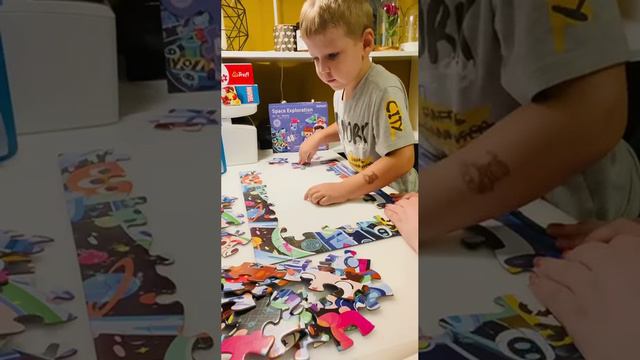 Максим и тетя Луиза собирают пазлы )))
Этот пазл мы собрали за 10 минут.