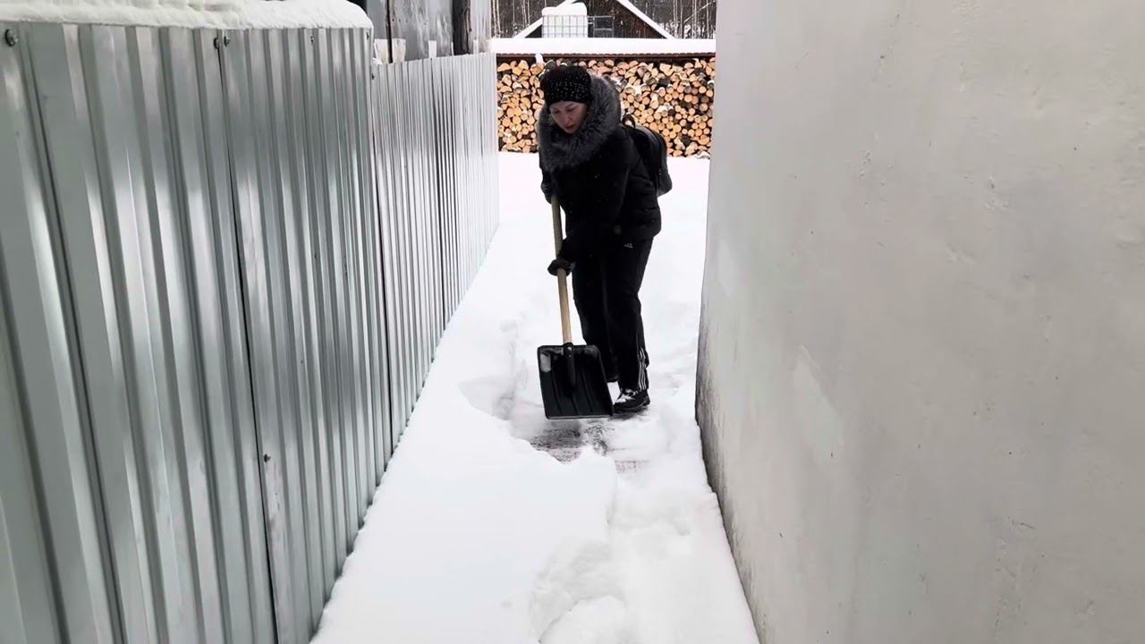 Зимняя поездка на дачу! Убираем снег с теплиц! 16 декабря 2023 год