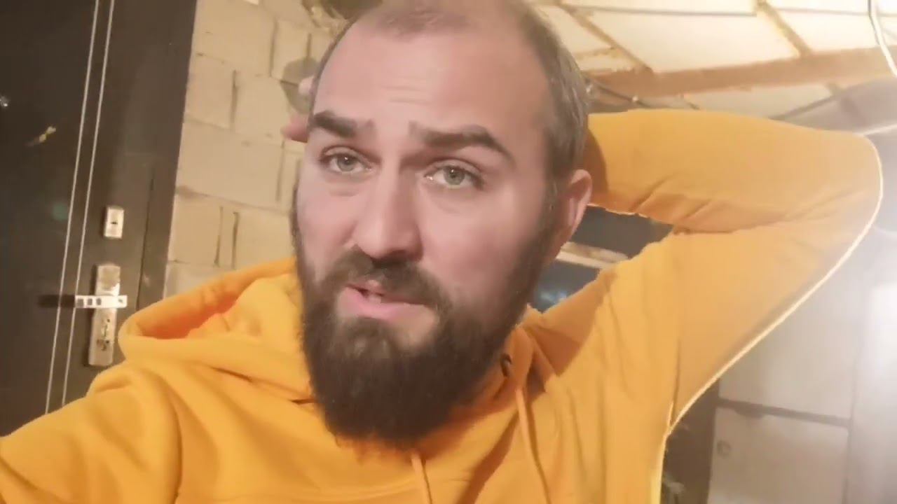 Кормлю кошек и собак, только приехал с работы