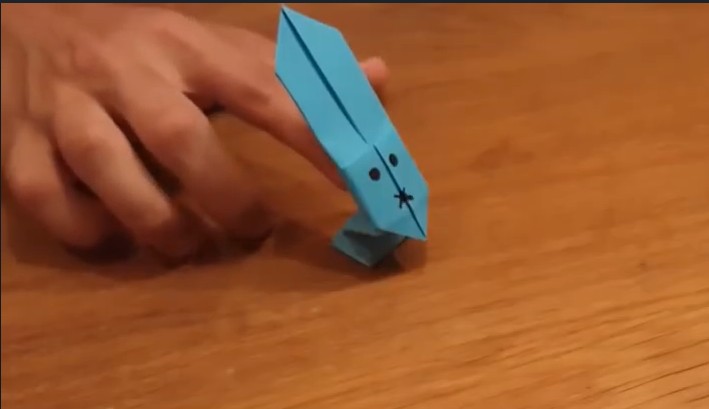 Делюсь с вами секретом прыгающего оригами зайчика