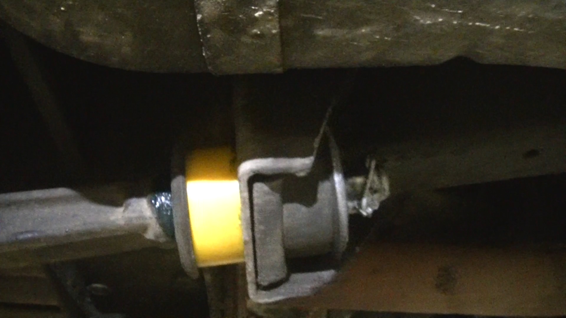 Почему кидает по дороге? ватный руль.