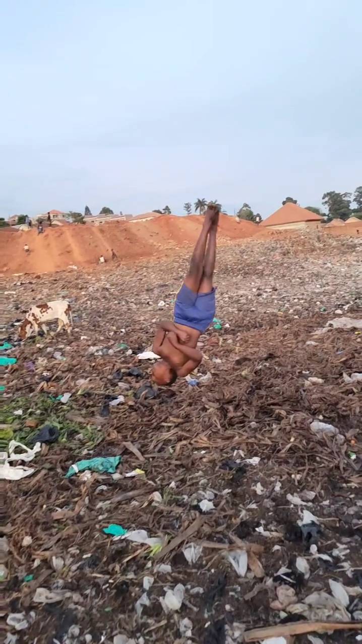 Африканский мальчик прыгает словно на олимпиаде