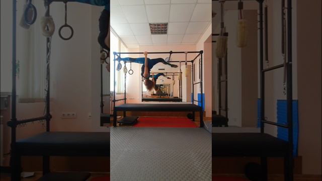 Тренажёр Кадиллак (Cadillac), тренировка в студии Реал Пилатес, Донецк. На видео: Алла Беганская