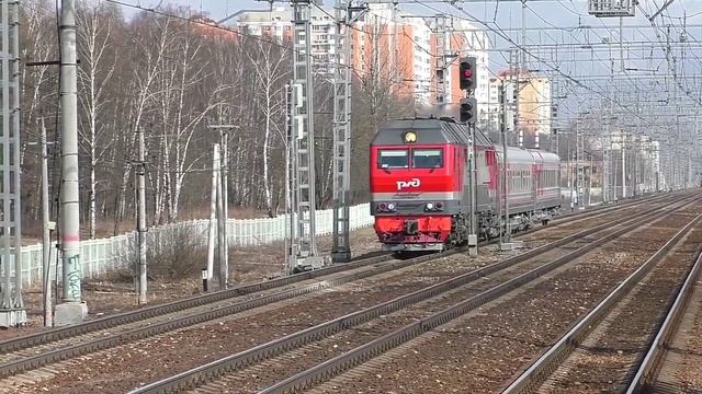 Тепловоз ТЭП70БС-176 (ТЧЭ-14) с двумя пассажирскими вагонами.