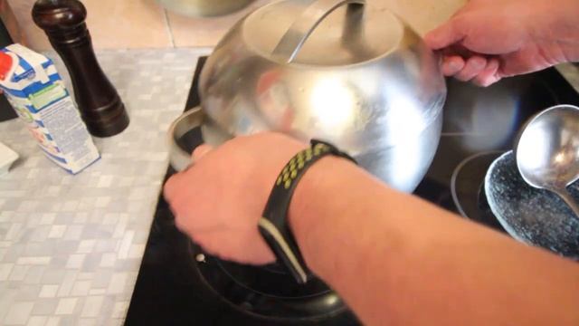 Видеорецепт «Рыбный суп из лосося со сливками_ как быстро и легко приготовить сытный обед».mp4