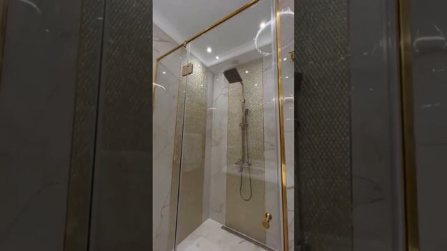 Душевое ограждение в нишу с распашной системой и интерьерное зеркало