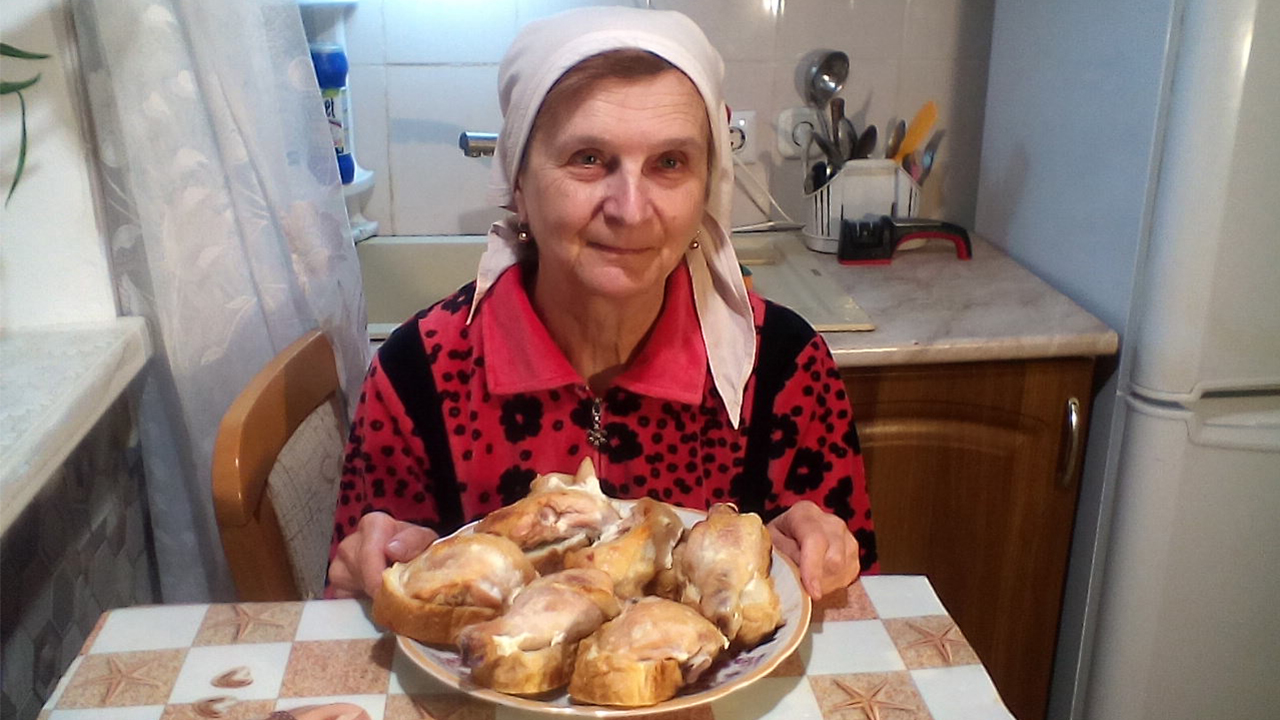 Курица в духовке на хлебе.mp4