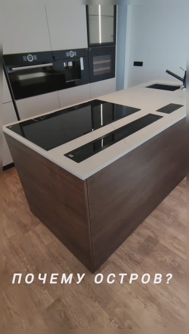 Кухня с островом и красивым видом из окна