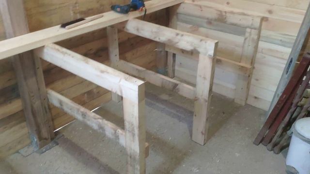 Бюджетный верстак в мастерской своими руками.