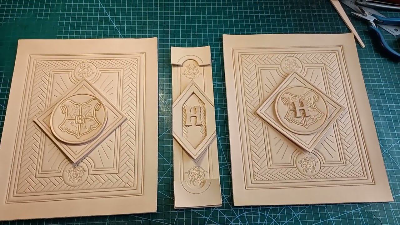 Обложка для книги. Этап резьбы, тиснения по коже.Изделия из кожи. СКСтиль.Видеообзор:Книга-артефакт