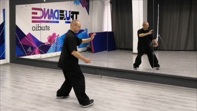 Тайцзицюань 10 форм, 3-я форма (Обмахнуть колено и толкнуть)