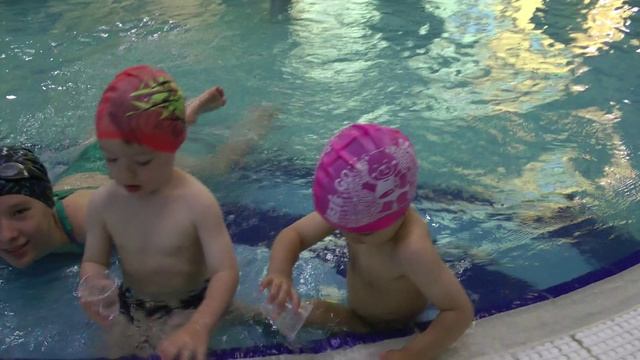 Малыши впервые в бассейне.mp4