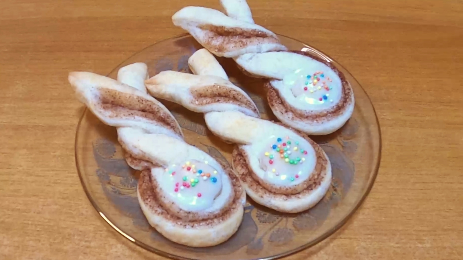 Заячьи ушки с корицей и глазурью. Весенняя выпечка