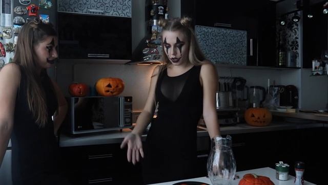 Halloween, Маша готовит манты на Хэллоуин.mp4