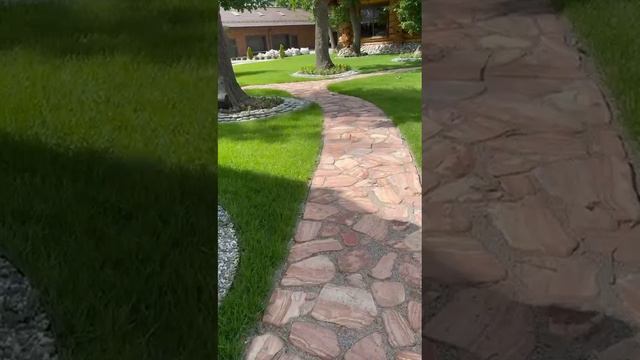 Отзыв от клиента из Волгограда. Дорожки из дикого галтованного малинового цвета камня песчаника.