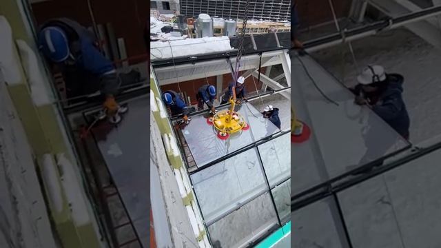 Поцесс установки стеклопакета в зенитный фонарь с помощью электрической присоски и крана ? #Shorts