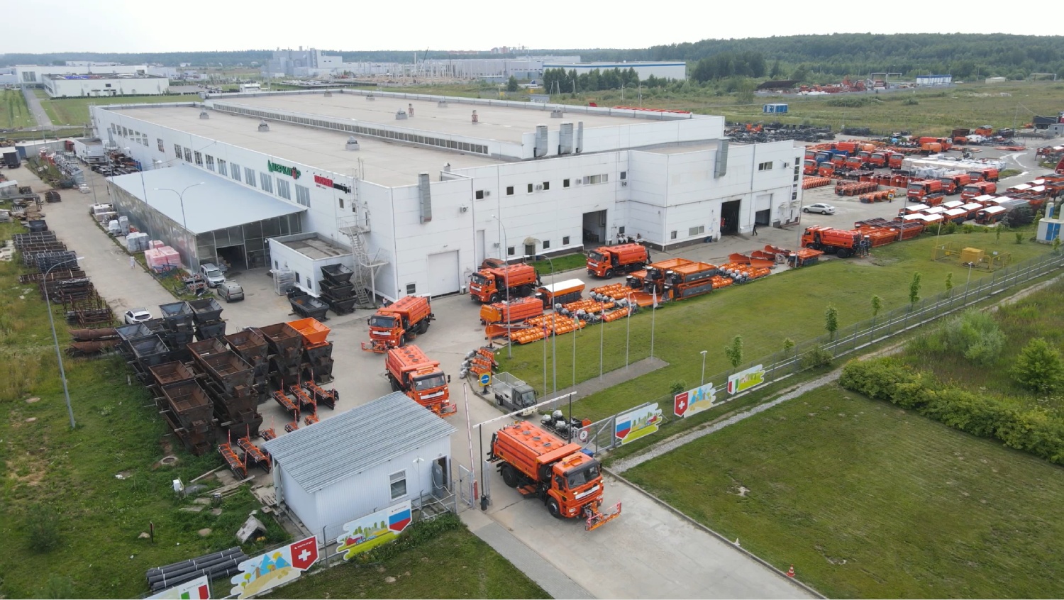 Отгрузка в Ярославль: 18 маневренных КДМ ЭД300АК с персонализированной оклейкой