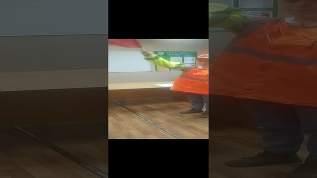 Красный флаг сверху вниз сообщение работающей бригаде о подходе поезда