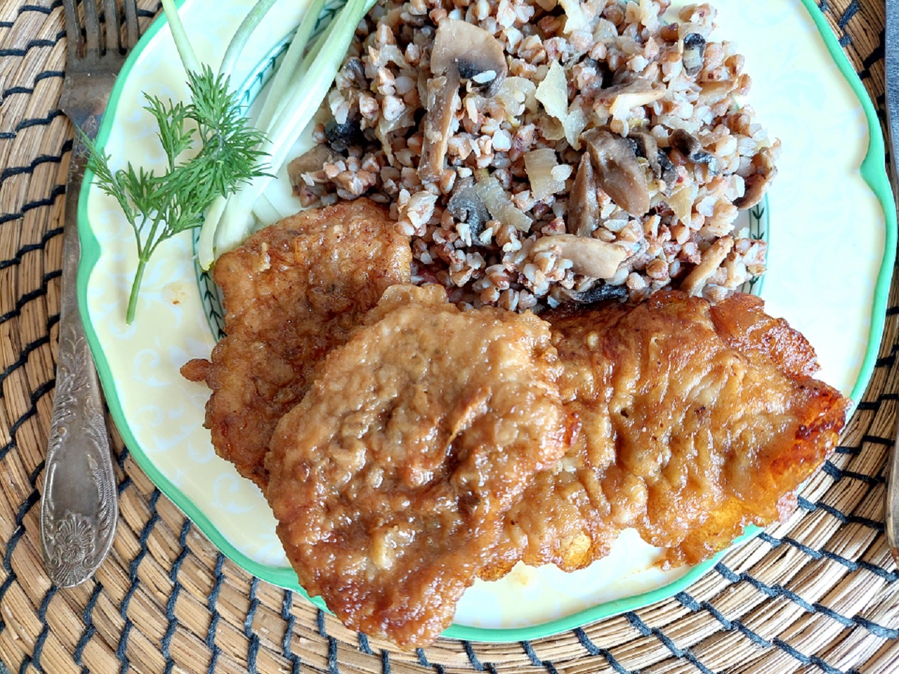 Мясо жареное пластами. Свинина нежная, мягкая и пикантная.