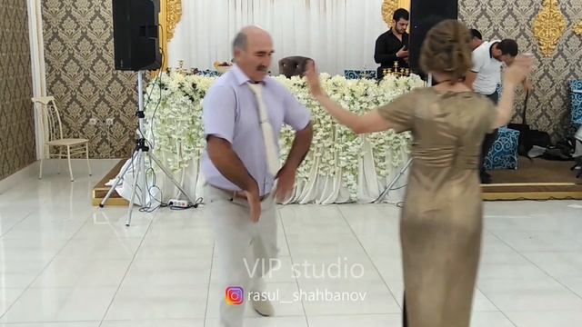 Мужику 70 лет ах как он танцует красиво .mp4