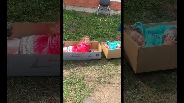 Вот так играют дети в деревне)