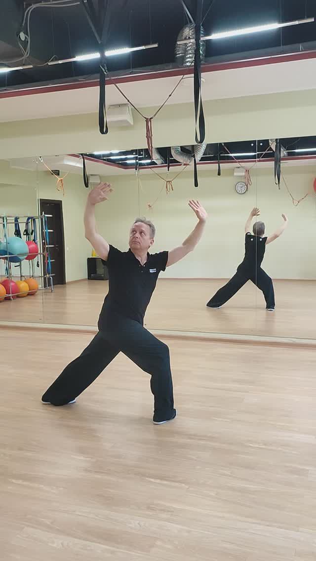 Носорог смотрит на луну