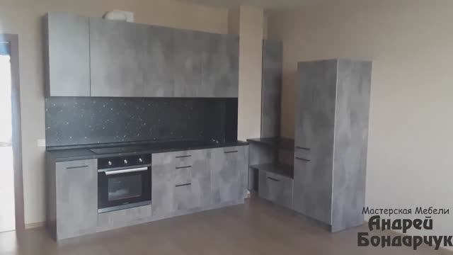 Кухня из ЛДСП с верхними шкафами без ручек