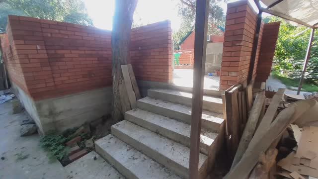 Стройка своего дома площадью 100 квадратов в две руки. Начало кладки кирпича.