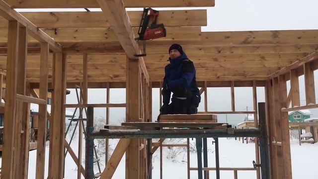 Света расстроена из-за светофора. А тем временем подняли первый этаж и перекрыли его лагами!